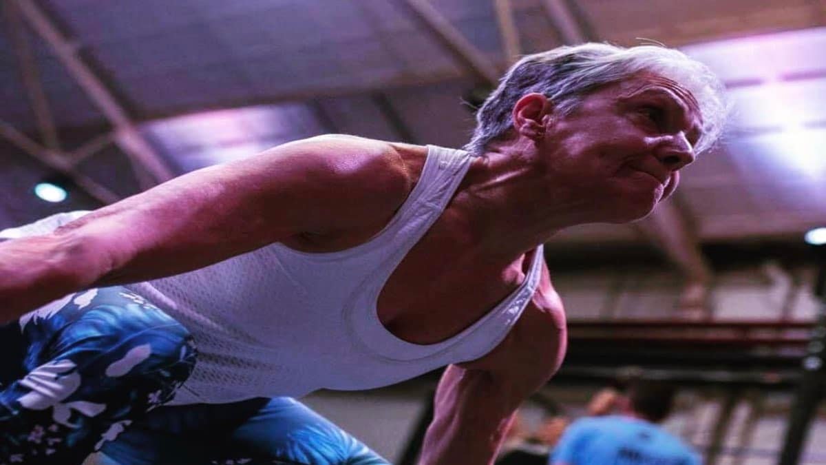 Découvrez Joke Dikhoff, athlète de CrossFit âgé de 72 ans, lors d'une ascension de corde sans ...