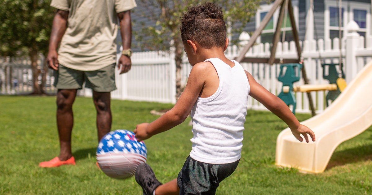 Comment apprendre à votre enfant à taper dans un ballon de football ...