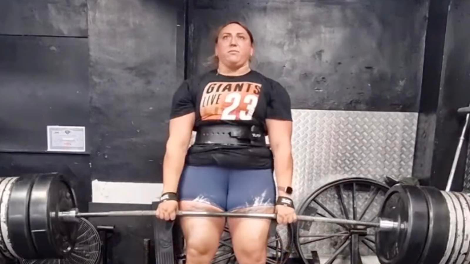 Lucy Underdown écrase un Deadlift 4-Rep PR de 280 kilogrammes (617,3 ...