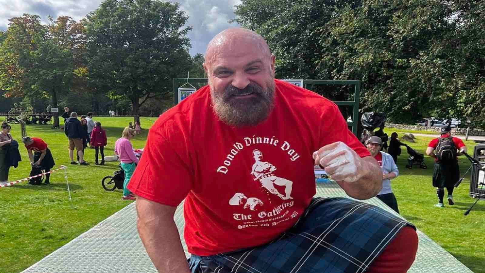 Laurence Shahlaei établit le record du monde de Dinnie Stone Carry de ...