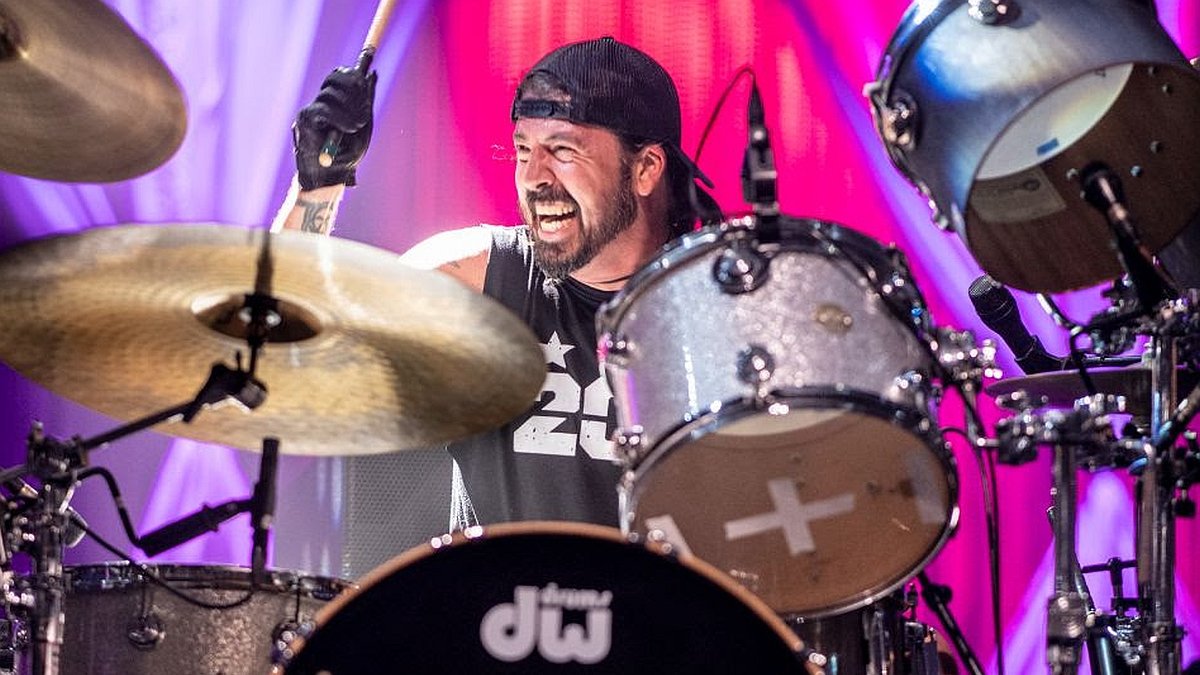 Dave Grohl partage une performance live prolongée de « Play » épique de ...