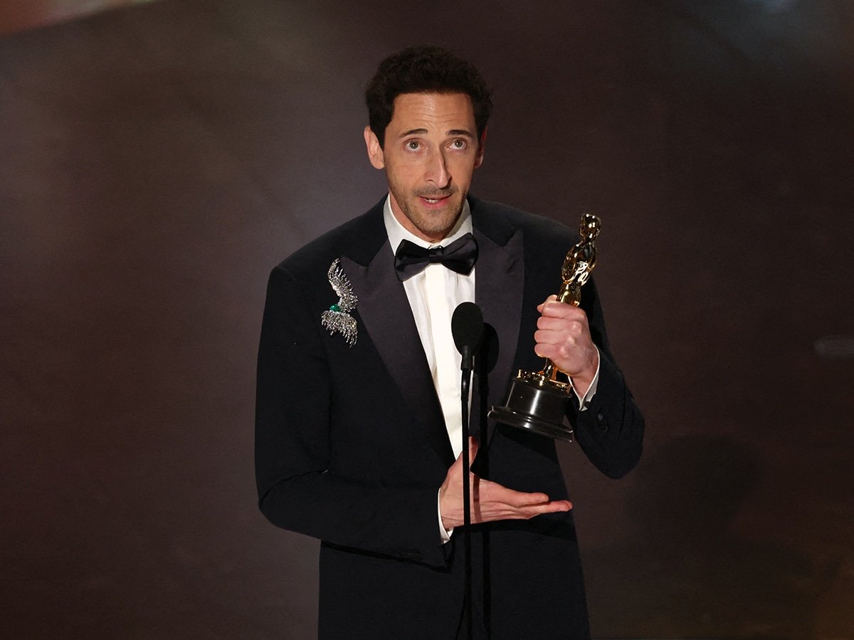 Adrien Brody fait le bâton de la Brooch alors qu'il remporte le ...